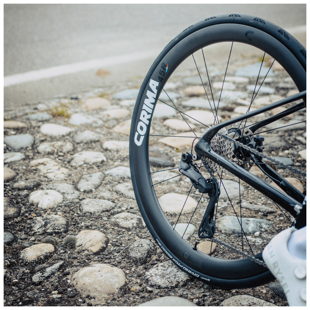 Roues vélo route carbone Corima 45R