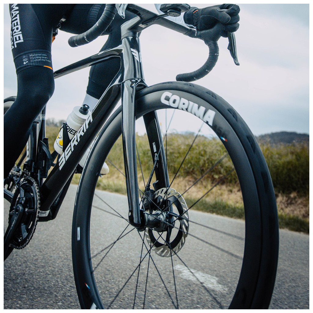 Roues vélo route carbone Corima 45R